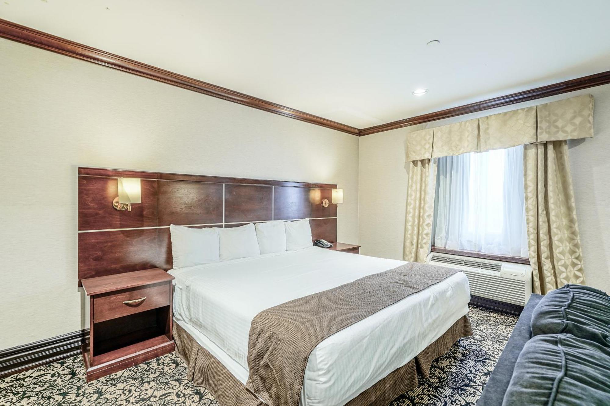 WOODBINE HOTEL AND SUITES | ⋆⋆⋆ | TORONTO, CANADA | SEASON DEALS FROM $77